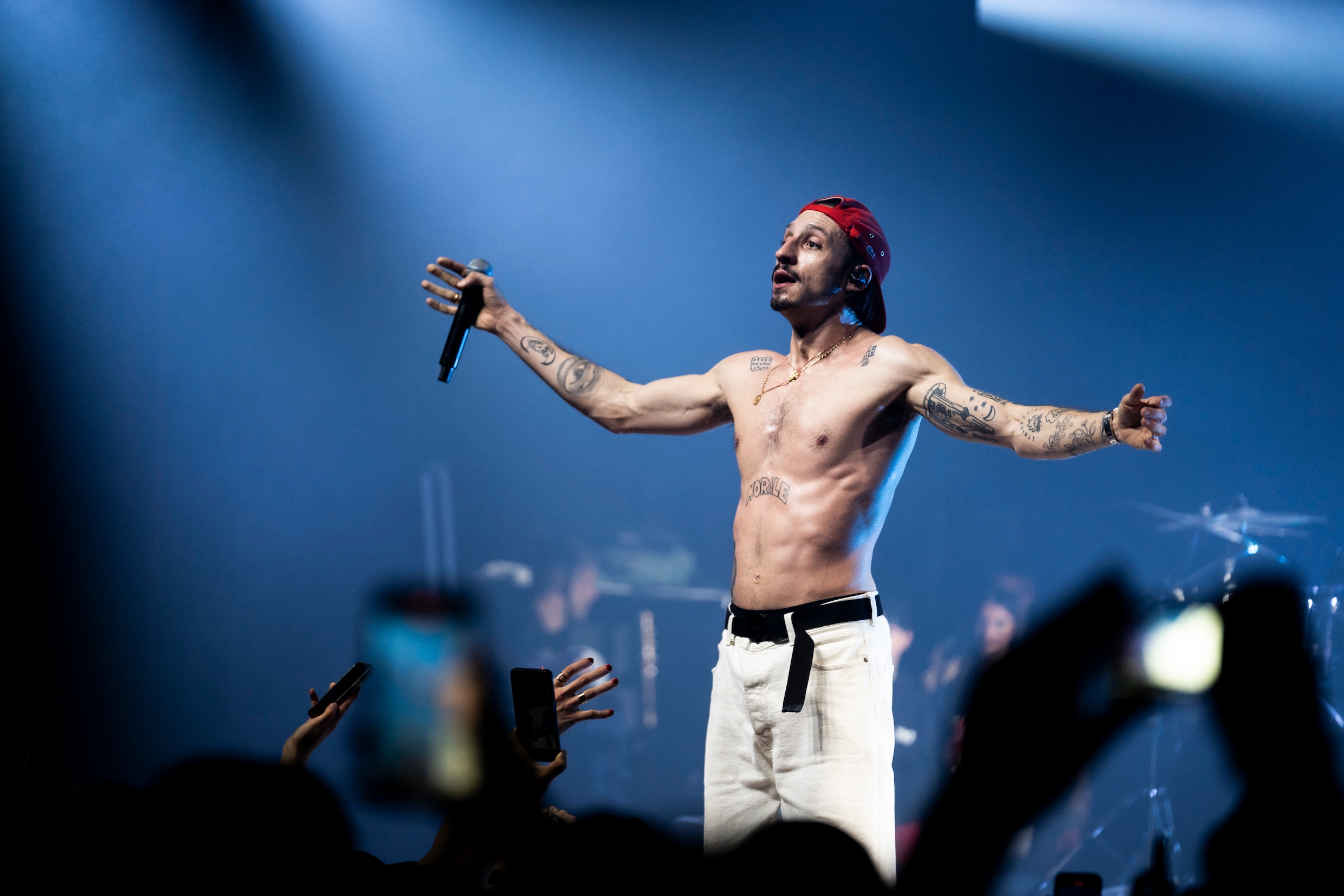 Roméo Elvis toonde zich in de AB een berouwvolle straatpoëet | Humo ...