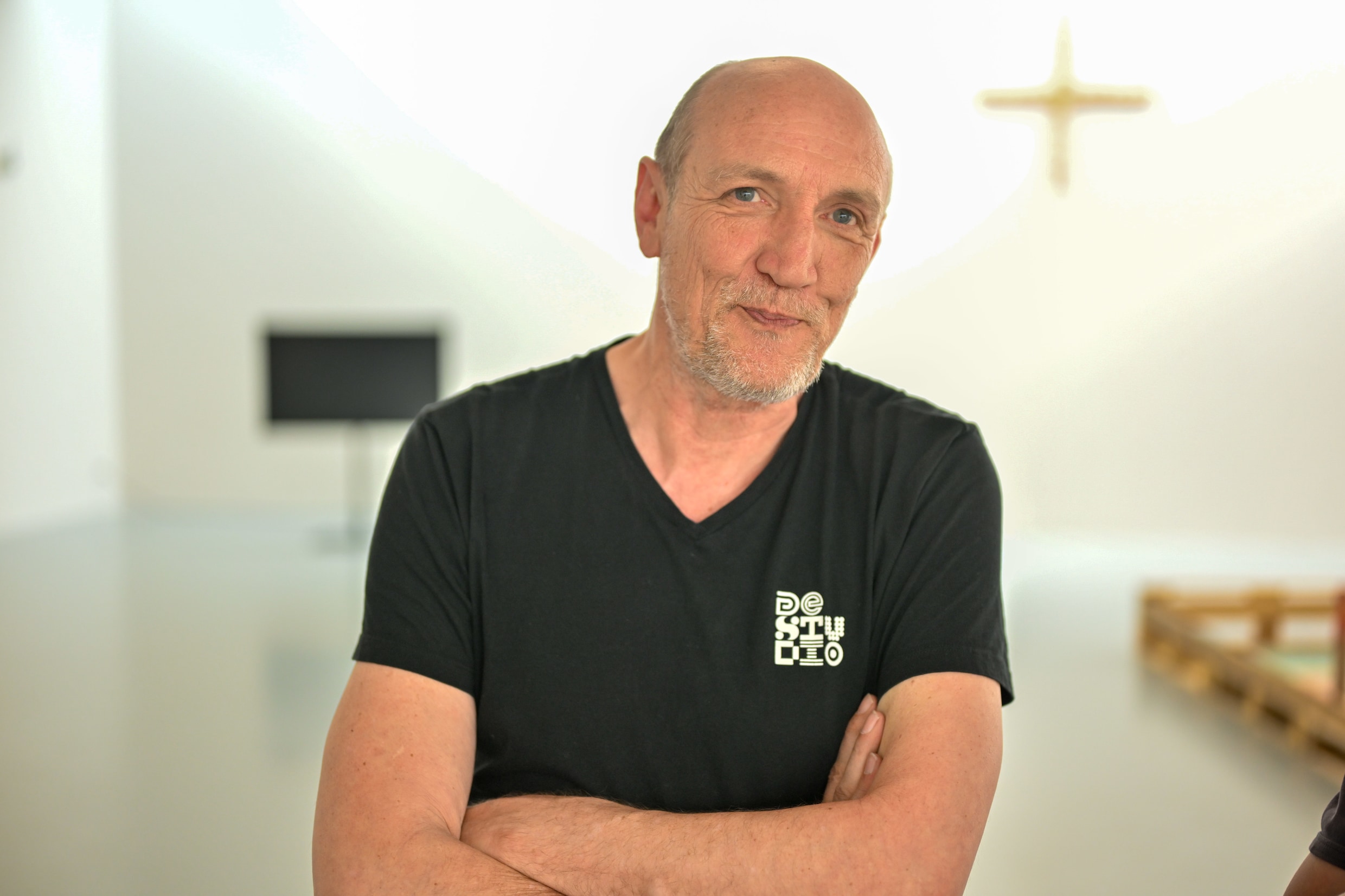 ‘Hij stak zijn tong tussen zijn vingers en maakte een likbeweging: ‘Dit ...