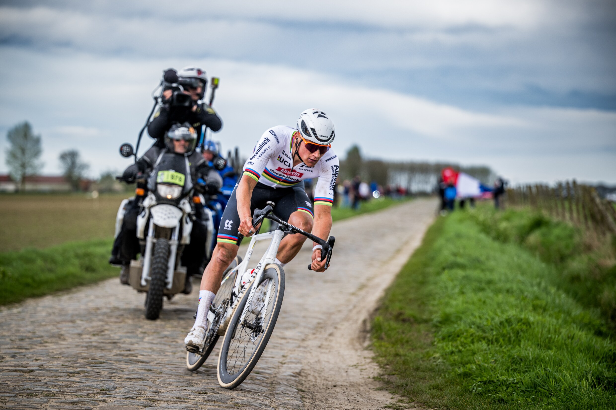 Ongezien! Deze wielerliefhebber eet elk jaar een kassei van Parijs ...