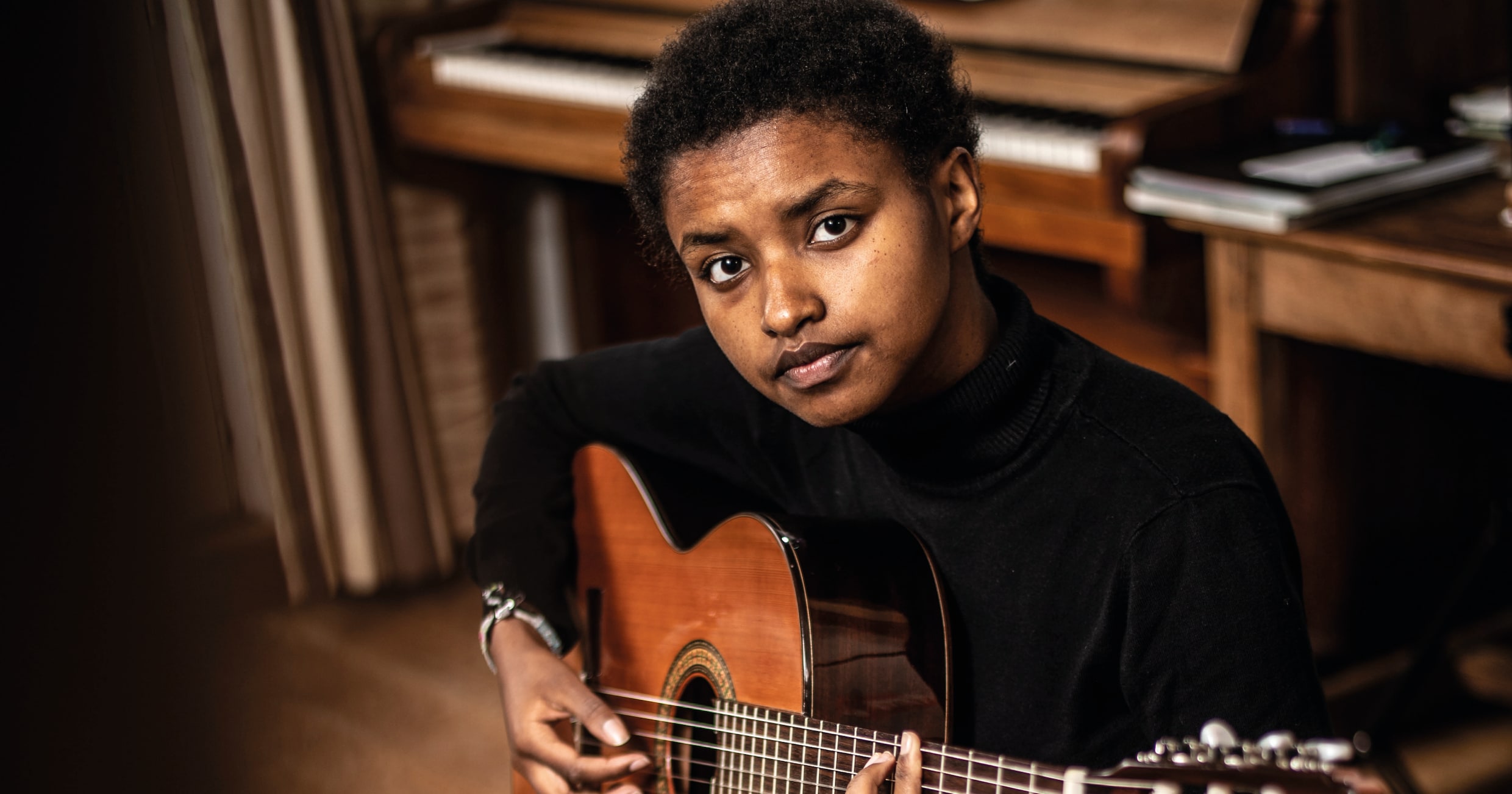 Meskerem Mees: ‘Ik kom tevoorschijn uit de piano. Uitgelaten, alsof je ...