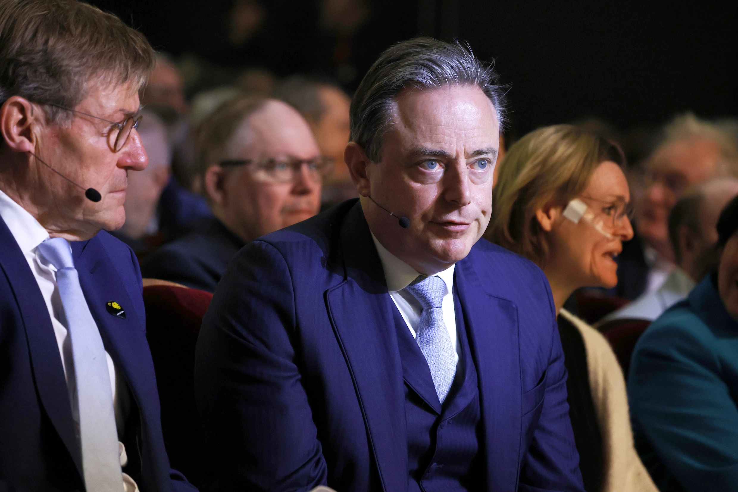 Tom Cochez (Apache) brengt omstreden boek dan toch uit: ‘Bart De Wever ...