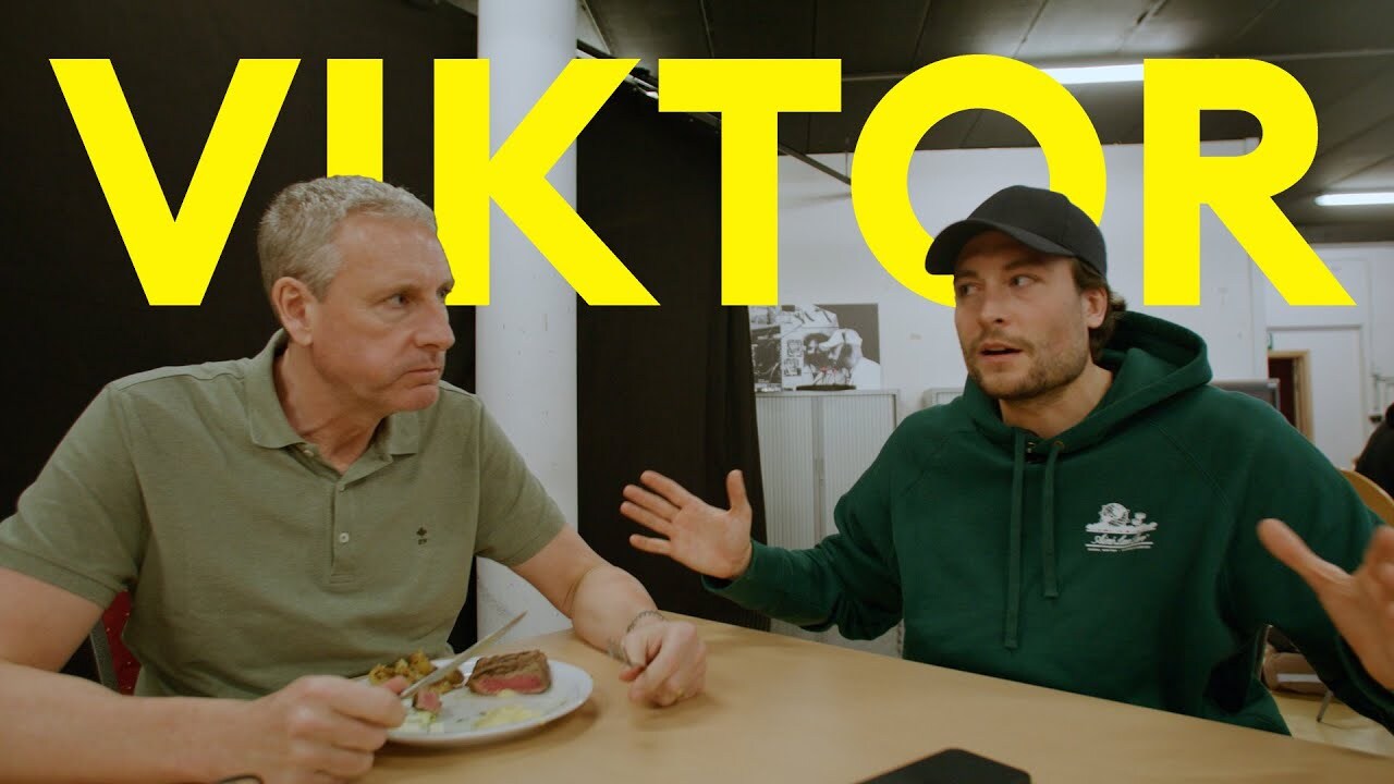 Je moet het Viktor Verhulst nageven, zelfspot is hem niet vreemd in ‘Viktor’ op GoPlay | Humo ...