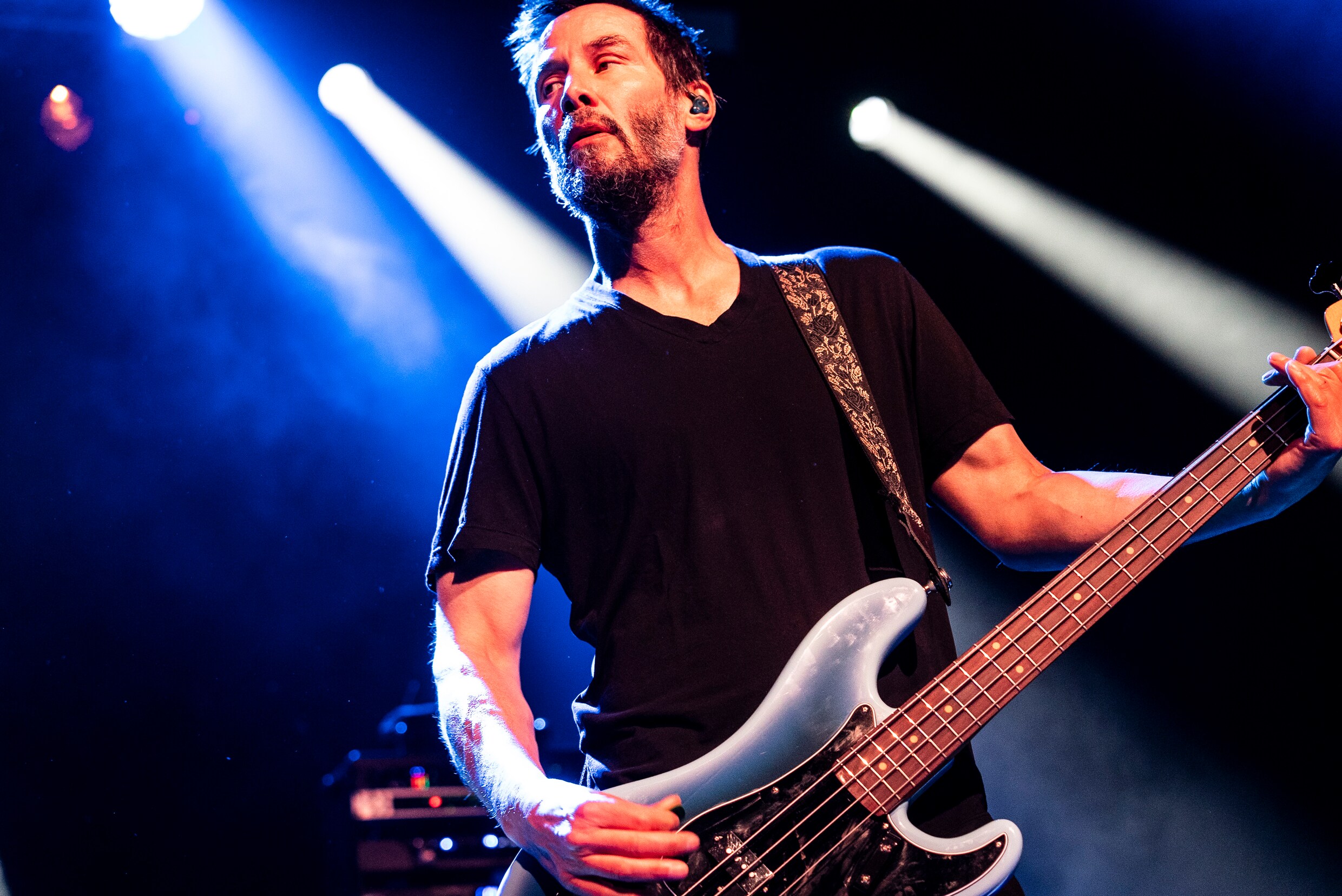 Dogstar in Trix: bassist Keanu Reeves vertaalt zijn charisma met gemak van het witte doek naar ...