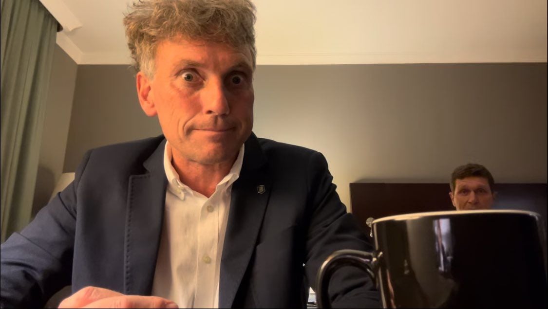 Wat doen de benen van Gert Verheyen in de hotelkamer van Peter ... Wat doen de benen van Gert Verheyen in de hotelkamer van Peter ...