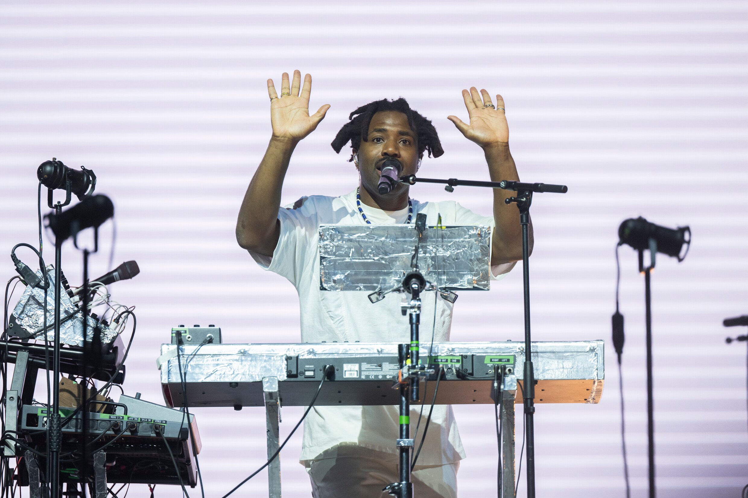 Sampha trakteerde ons op Rock Werchter op een masterclass in ...