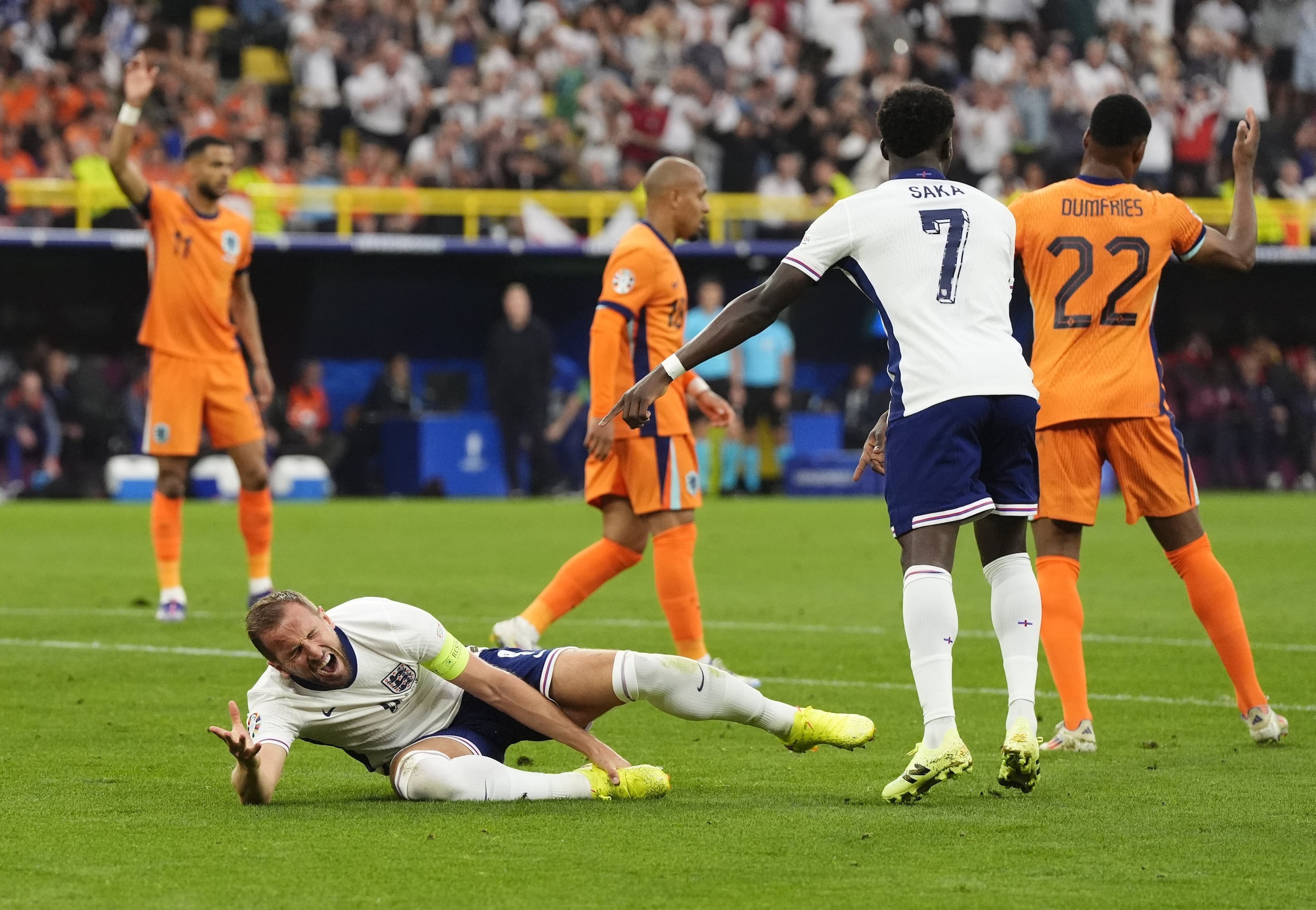 ‘Wat een schijtploeg is dat!’ De penaltyfout van Denzel Dumfries op ...