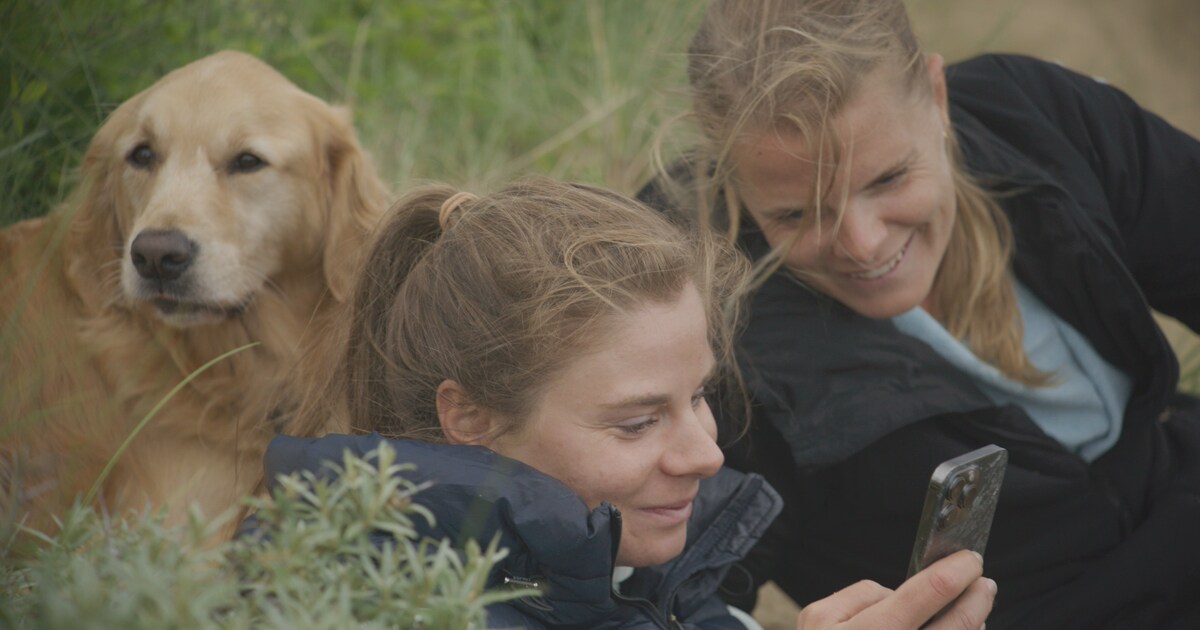 Lotte Kopecky die na de Ronde van Vlaanderen naar huis rijdt met haar fiets in de koffer ...