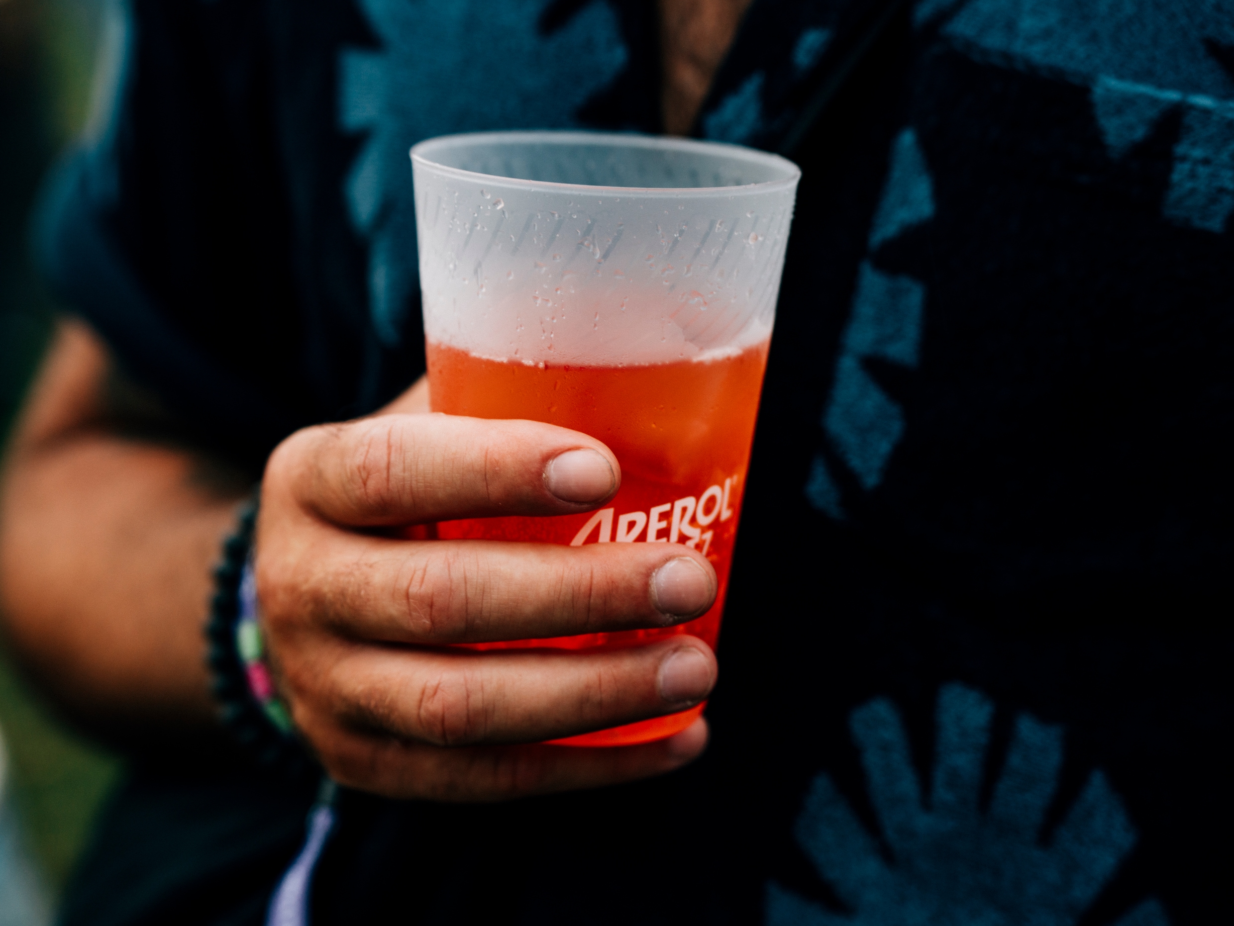 ‘Dit is boerenbedrog’: Humo ging cocktails euh ... ijsbekers proeven op ...