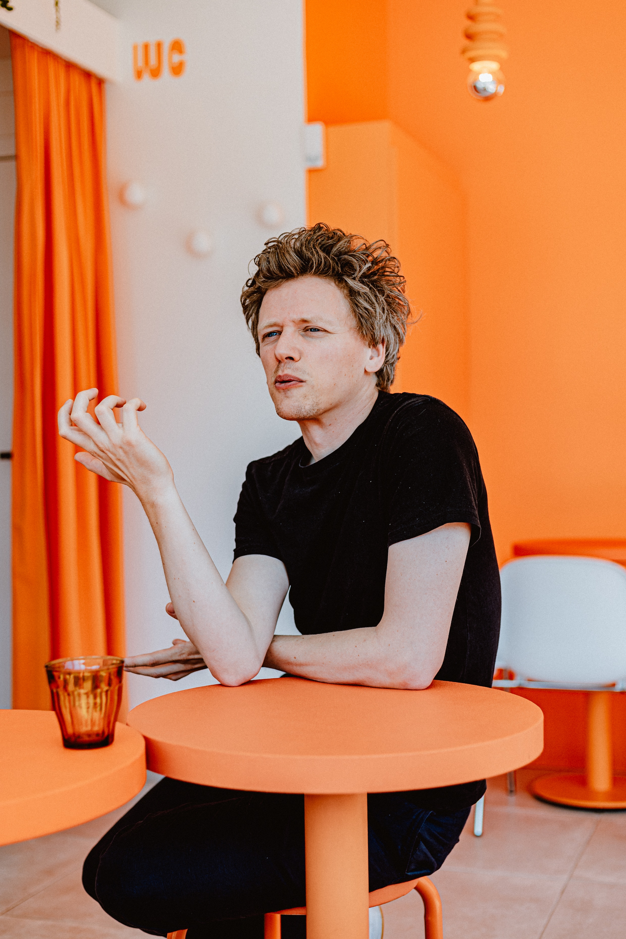 Jeroen Perceval en Douglas Firs: ‘Als kersvers vader door de stad ...