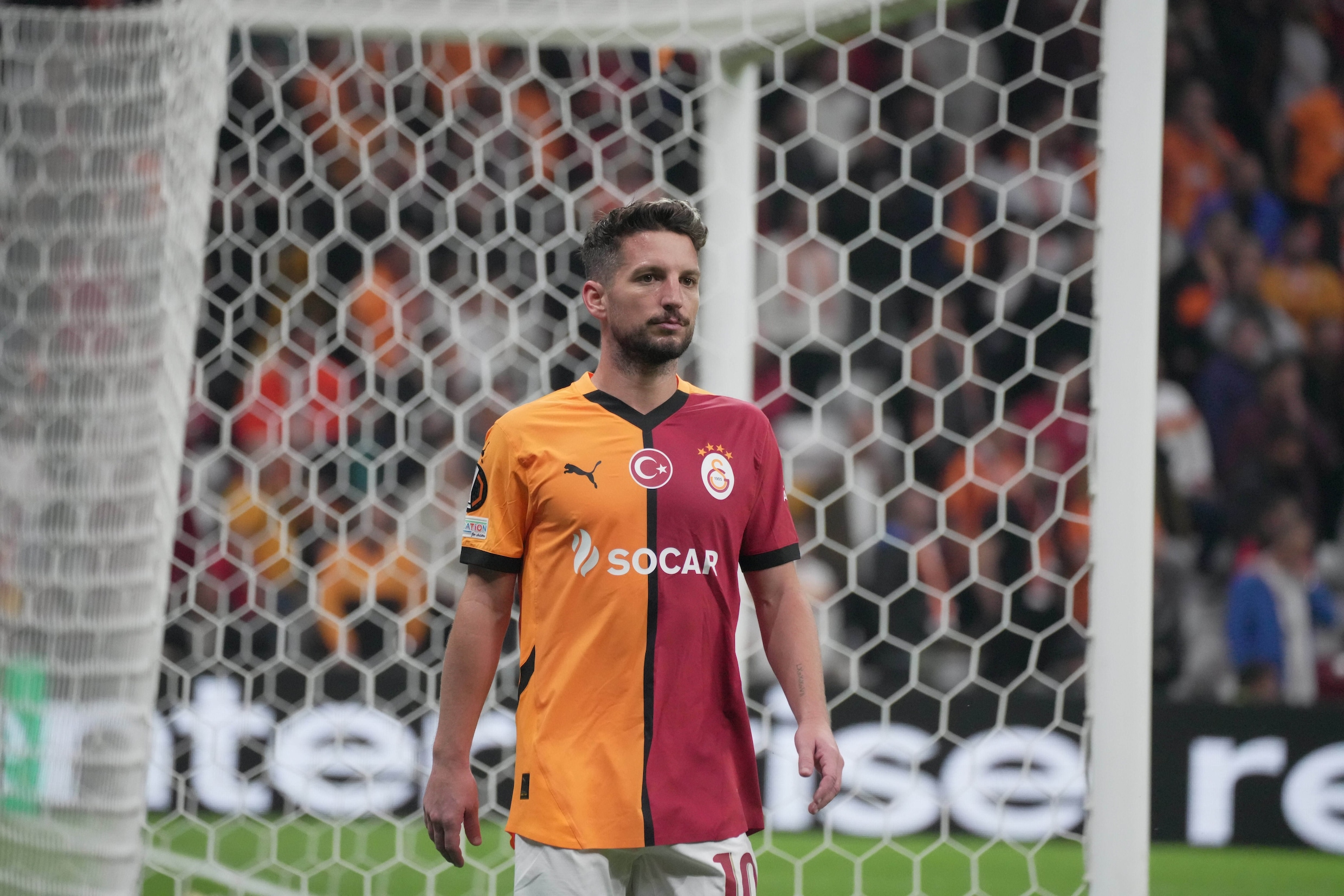 Op voetbalpensioen of niet? Gelegenheids-dj Dries Mertens ging op ...