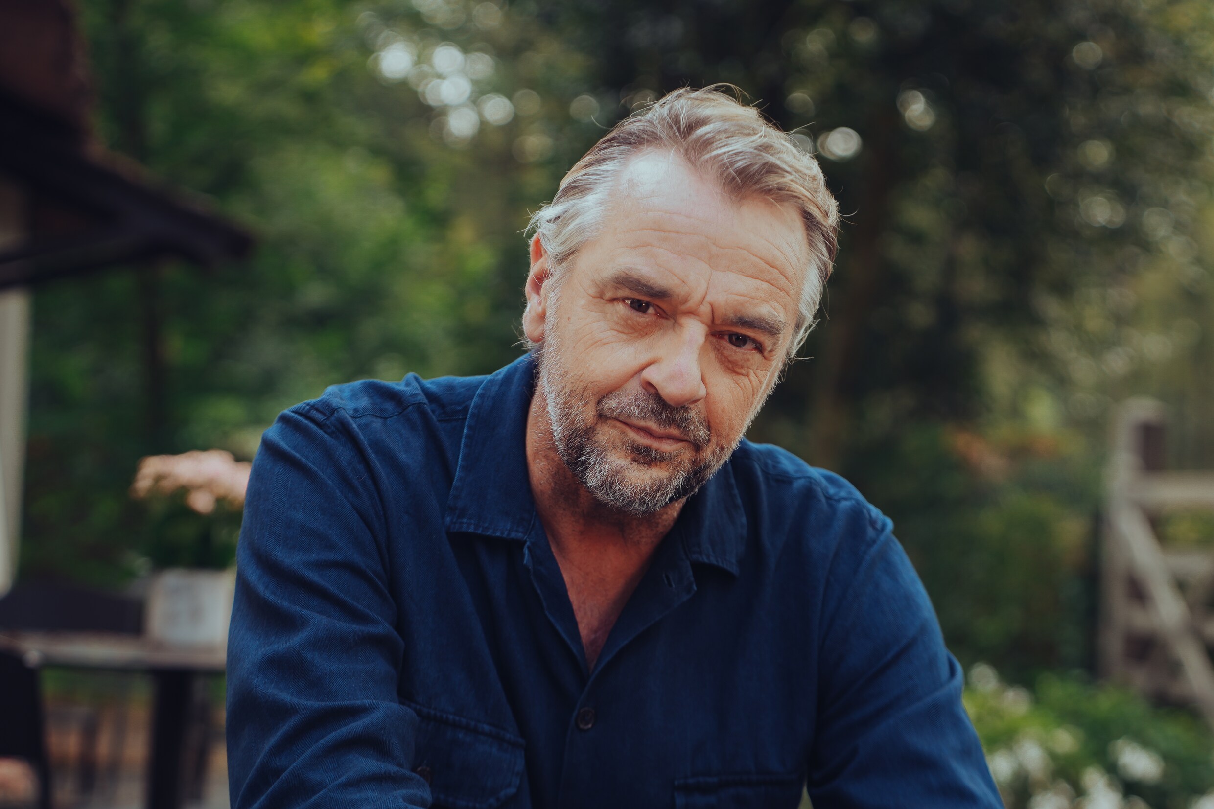 Waarzegger voorspelt 2025: ‘Ik zag de onweerswolken boven Tom Waes al ...