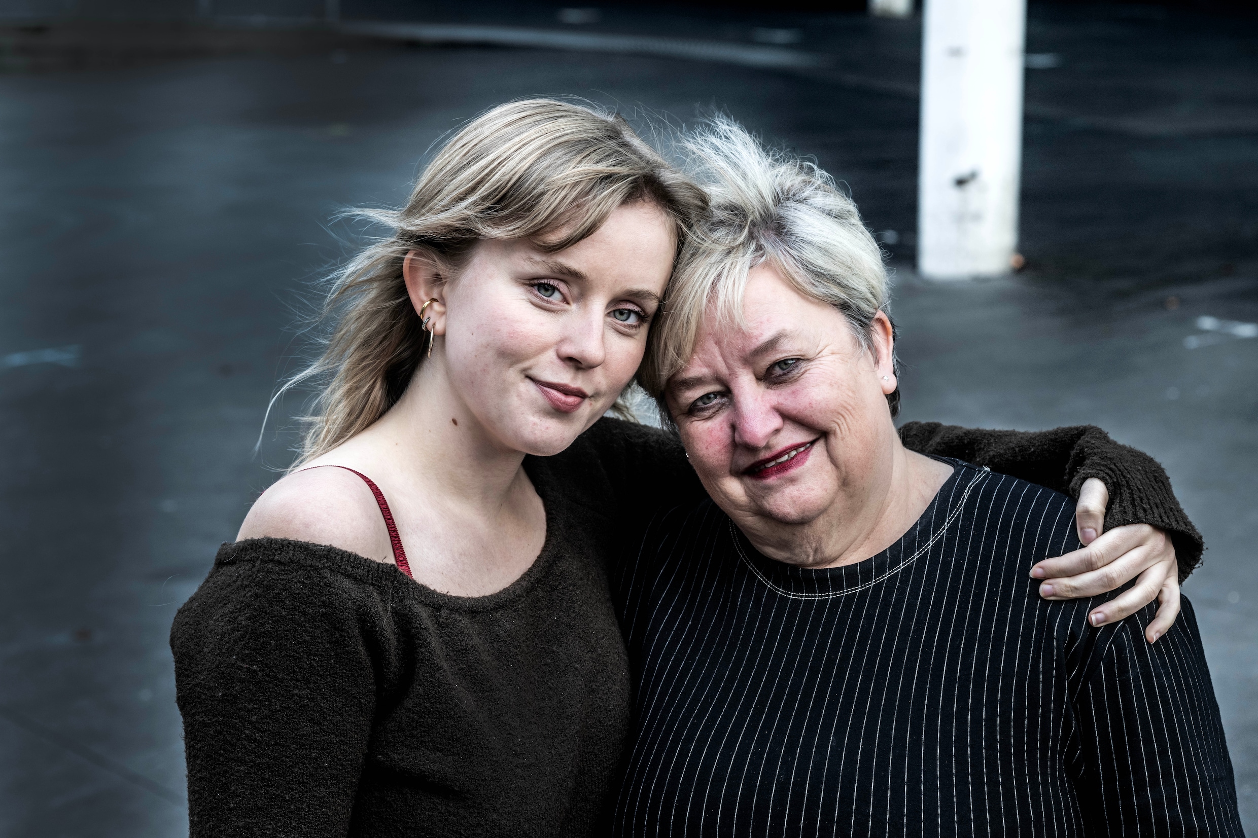 Ria en Tess, de nabestaanden van Aron Wade: ‘De lach van Aron is nooit ...