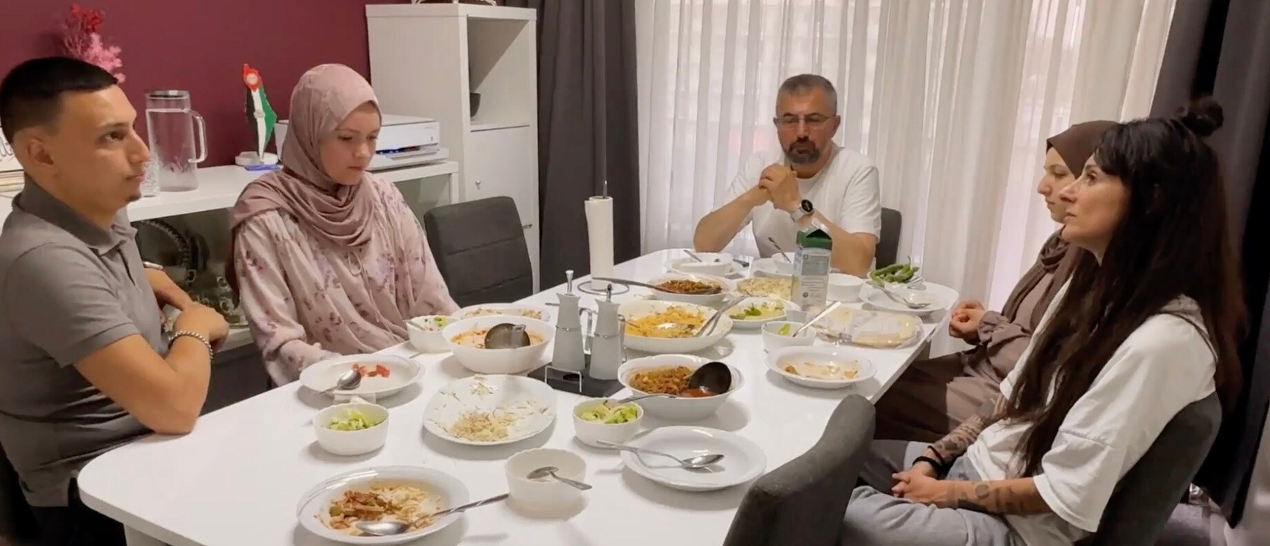 Vanavond op tv: David ‘Ross’ Schwimmer in een duister complot, Johan ...