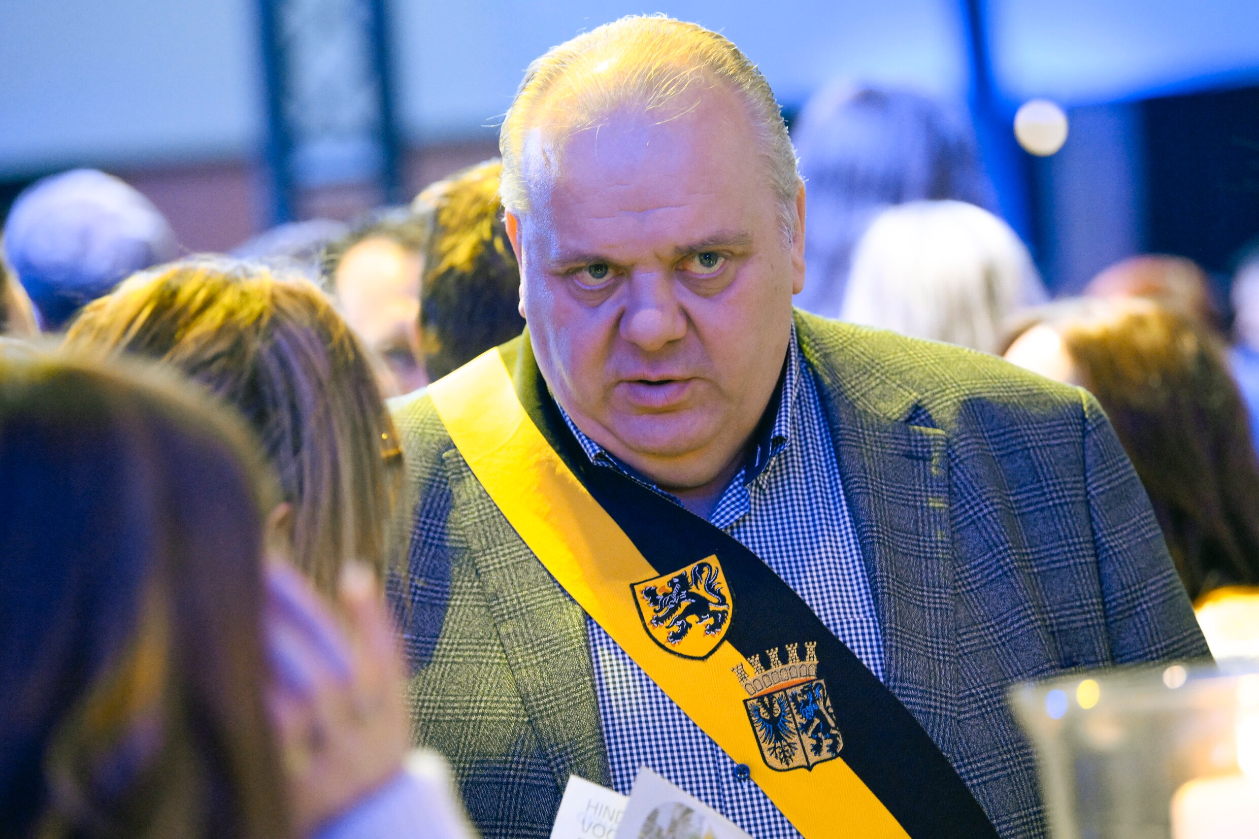 Tom Waes reikt een trofee uit en Flo Windey wordt geëvacueerd: dit zag ...