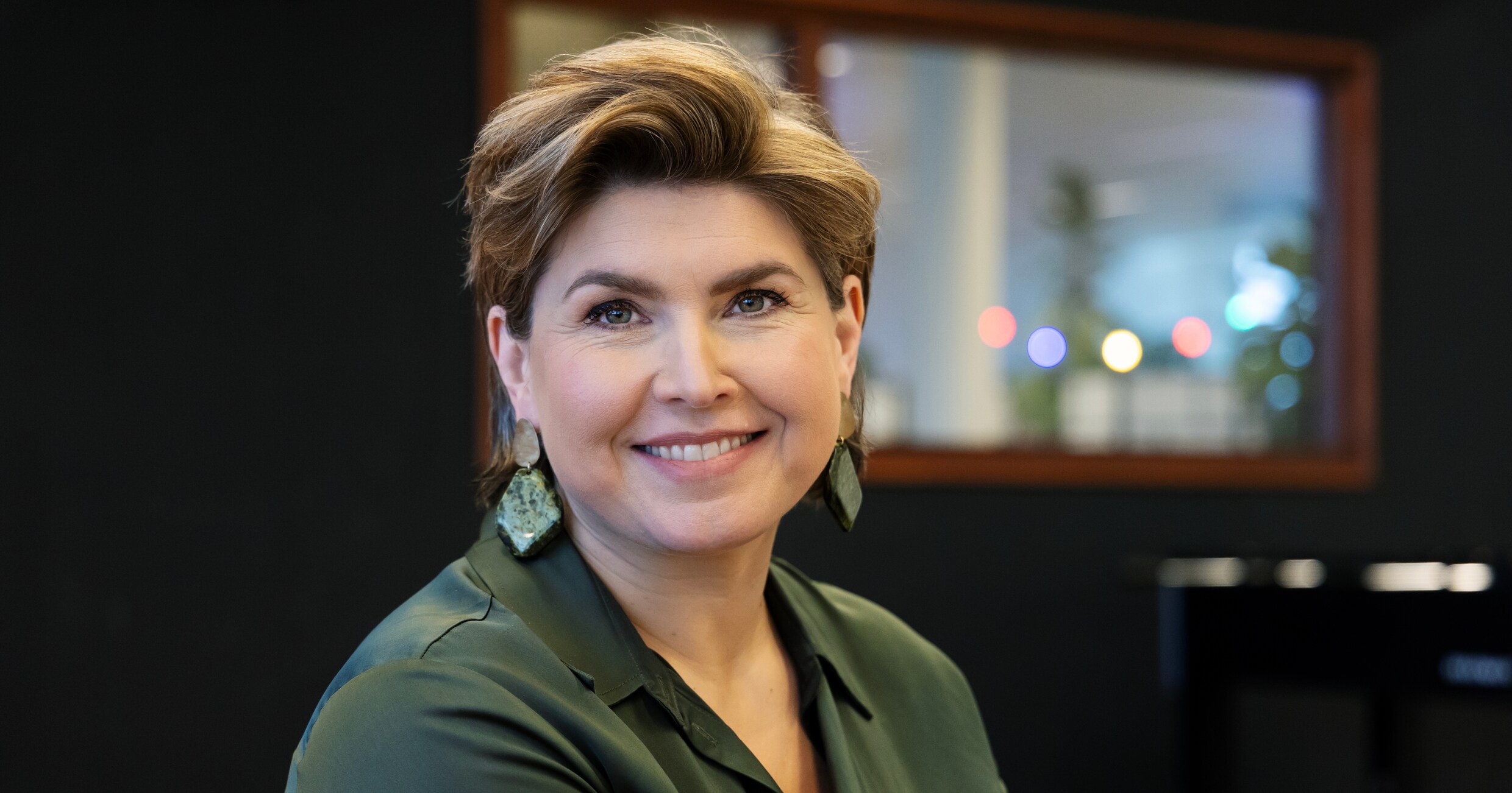 Nederlandse tv-recensente Angela de Jong bekritiseert passage van ...