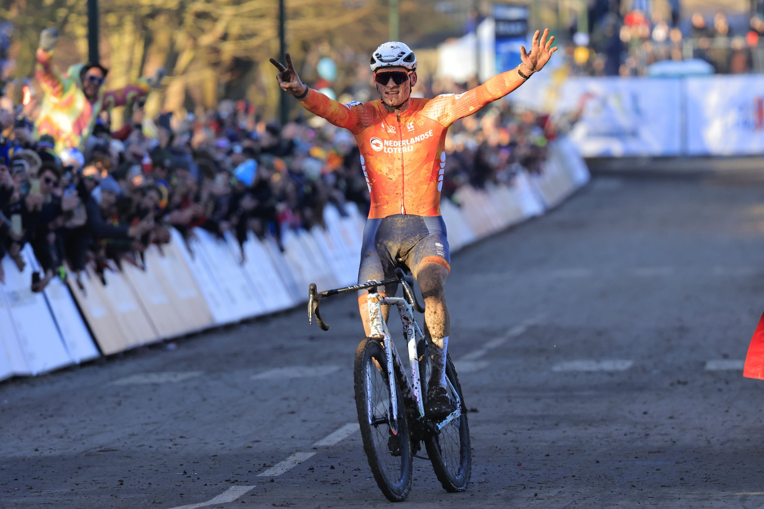 Zeven regenbogen: Mathieu van der Poel gaf Wout van Aert geen schijn ...