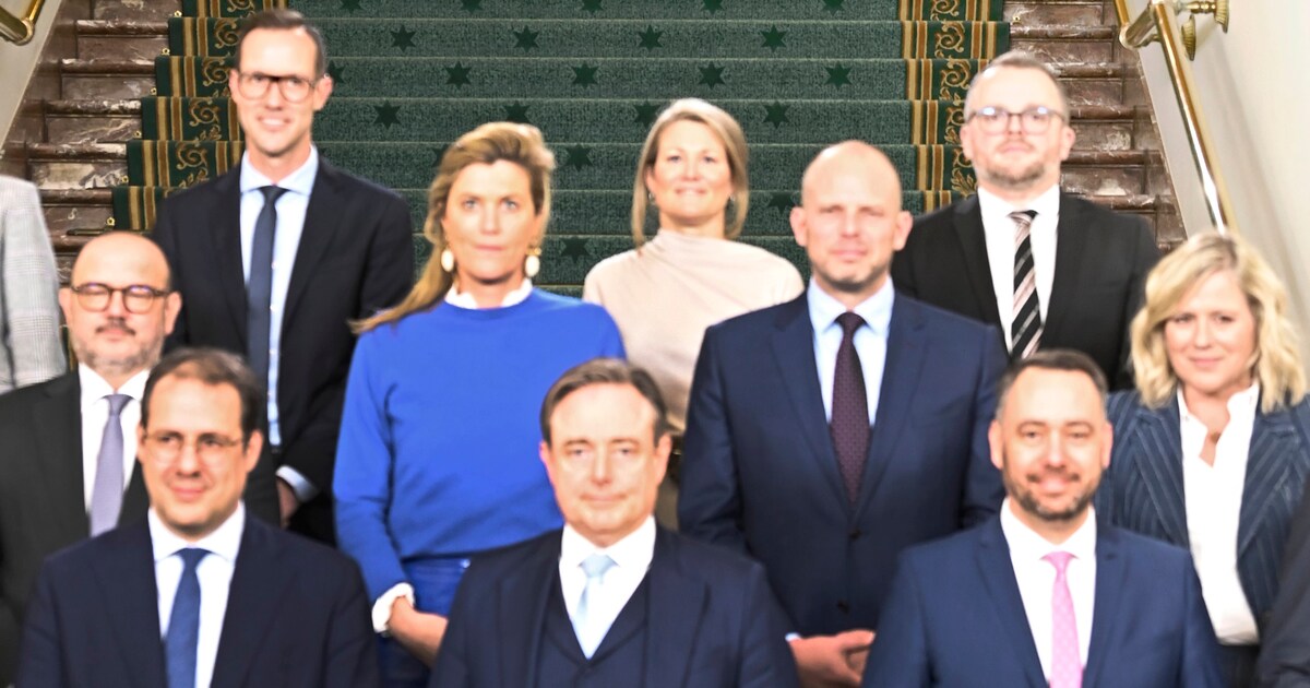 ‘Waarom bespaart de regering niet op de plundering van onze zorg door ...