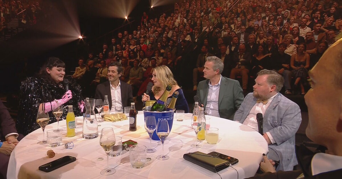 Tom Waes reikt een trofee uit en Flo Windey wordt geëvacueerd: dit zag ...