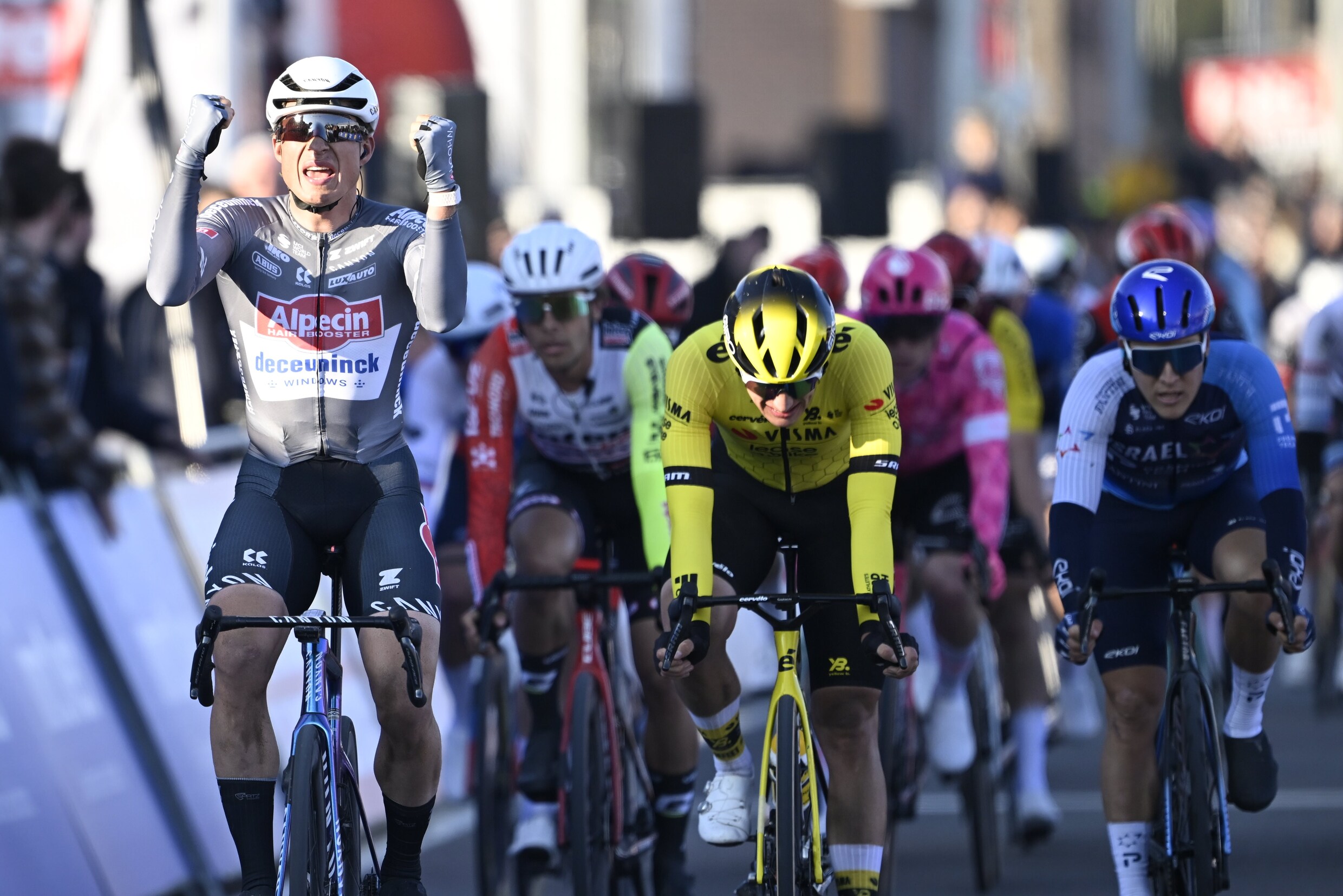 De jarige winnaar Jasper Philipsen kreeg een pluchen ezel - en was daar ...