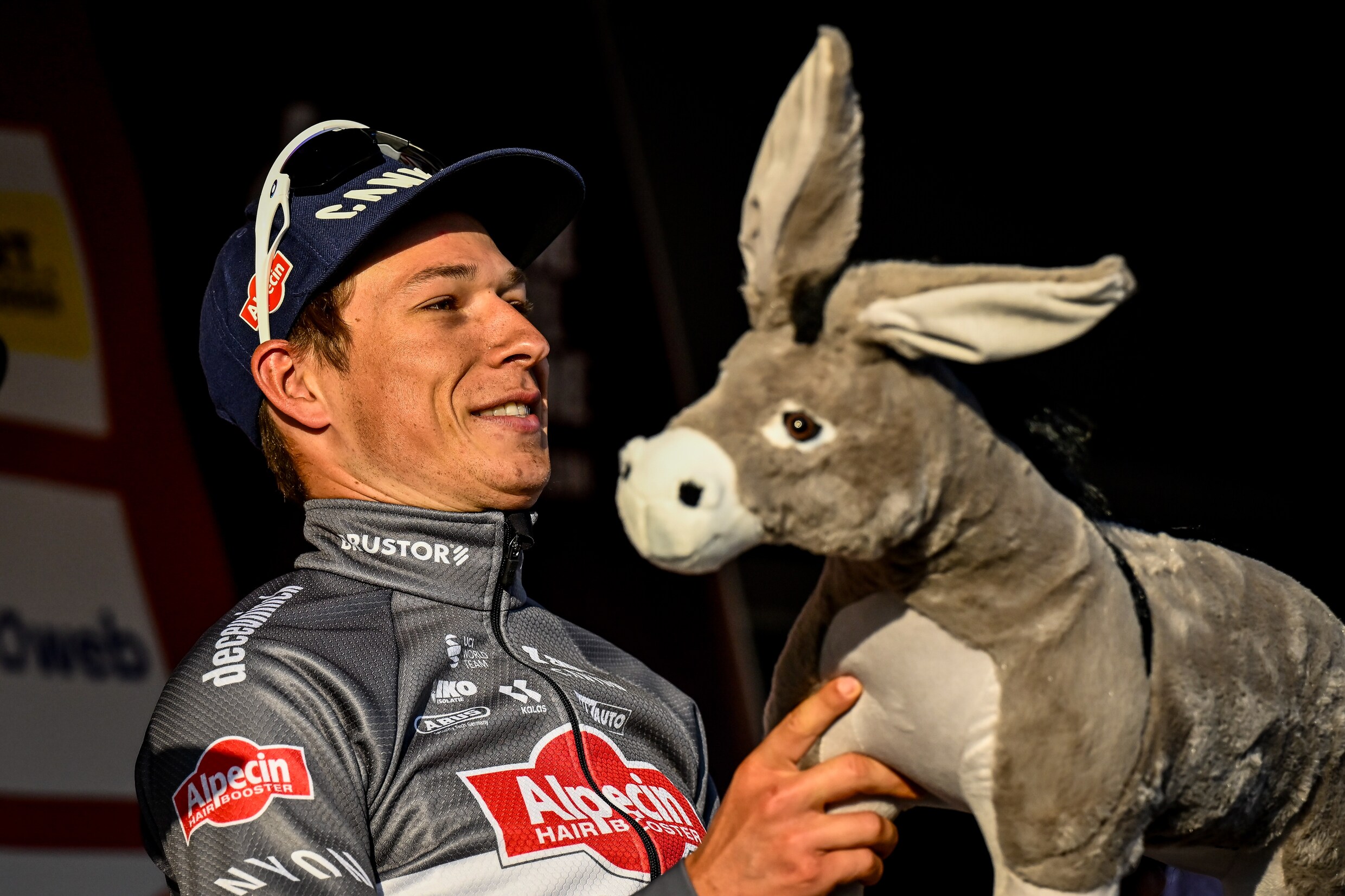 De jarige winnaar Jasper Philipsen kreeg een pluchen ezel - en was daar ...