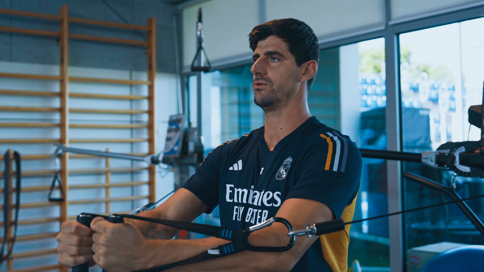 Vanavond op tv: Dolkomische Hollandse janhagel, David Harbour als rooie superheld en de comeback ...