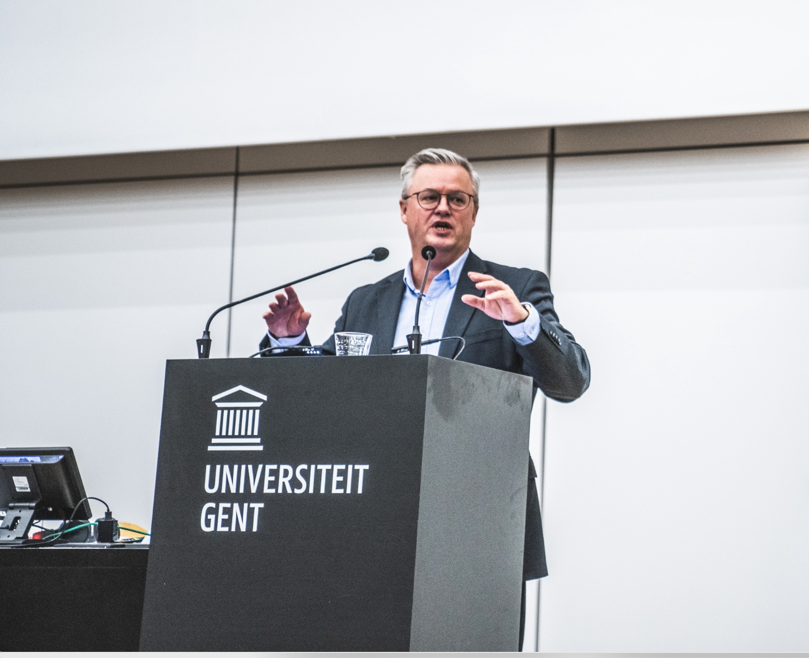 MeToo aan de UGent: Carl Devos onder vuur voor grensoverschrijdend ...