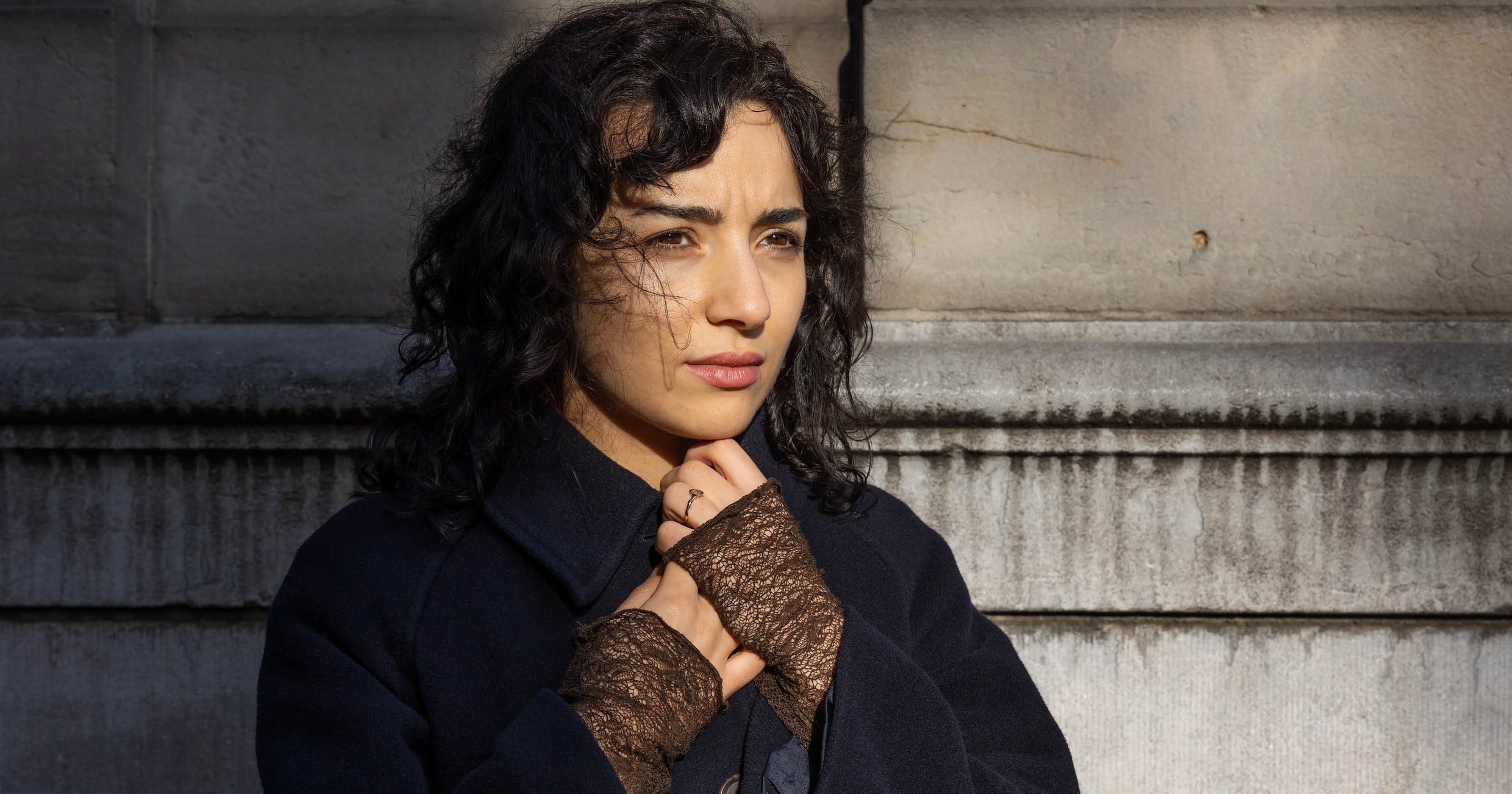 Safae el Khannoussi wint na Boon Literatuurprijs nu ook de Libris met ‘Oroppa’: ‘Mijn boek is ...