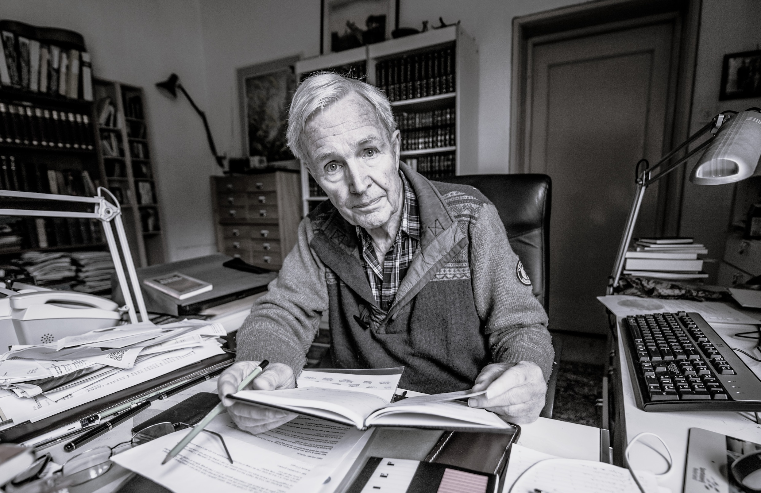 Politicus en schrijver van ‘Koning van Katoren’ Jan Terlouw overleden ...