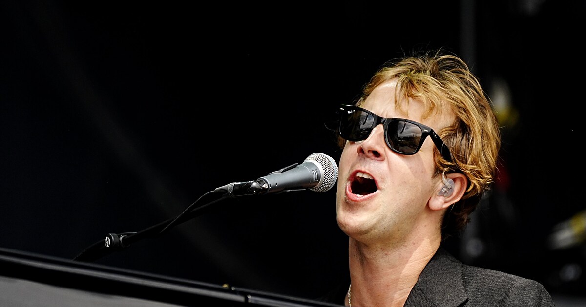 Verrassing: Tom Odell haalt Abigail Morris van The Last Dinner Party ...