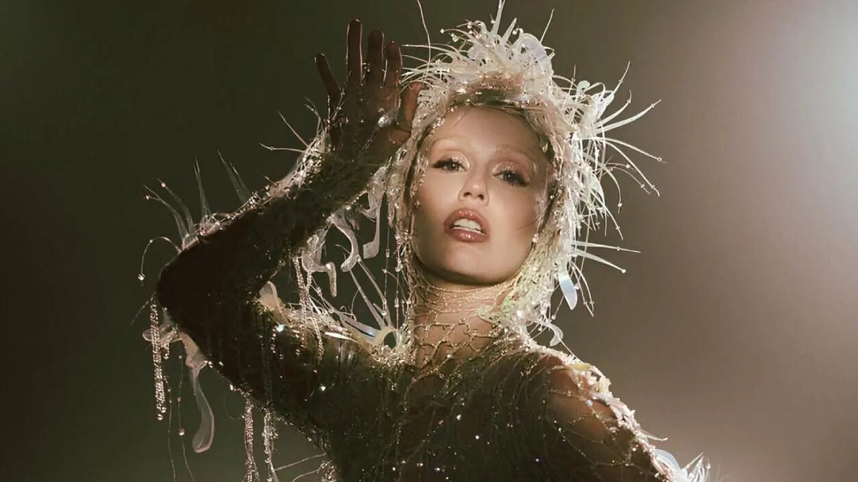 Lola Young stopt voor onbepaalde tijd met optreden, na flauwvallen ...