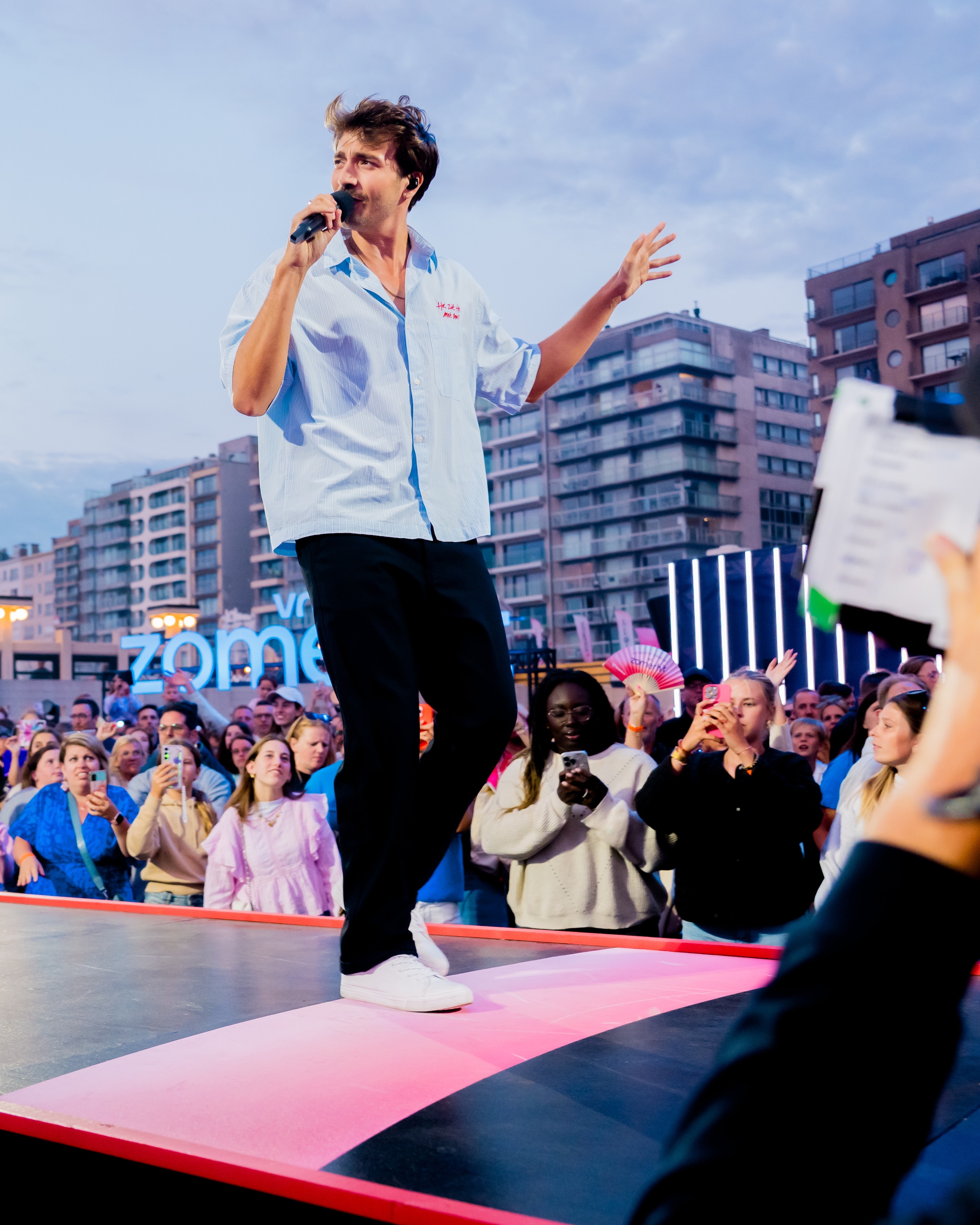 Maksim Stojanac en de andere artiesten in ‘Zomerhit’ op VRT 1 lijken vooral overal te willen ...