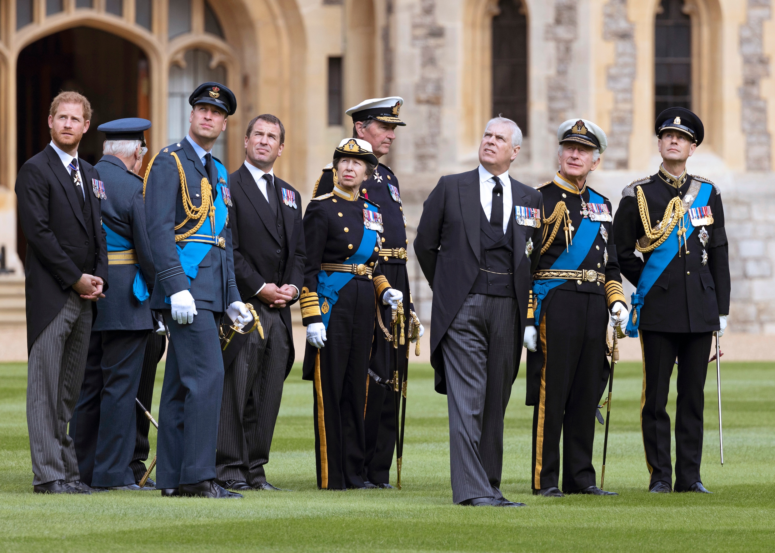 Prins Andrew in nog nauwere schoentjes door nieuwe biografie: ‘Hij ...