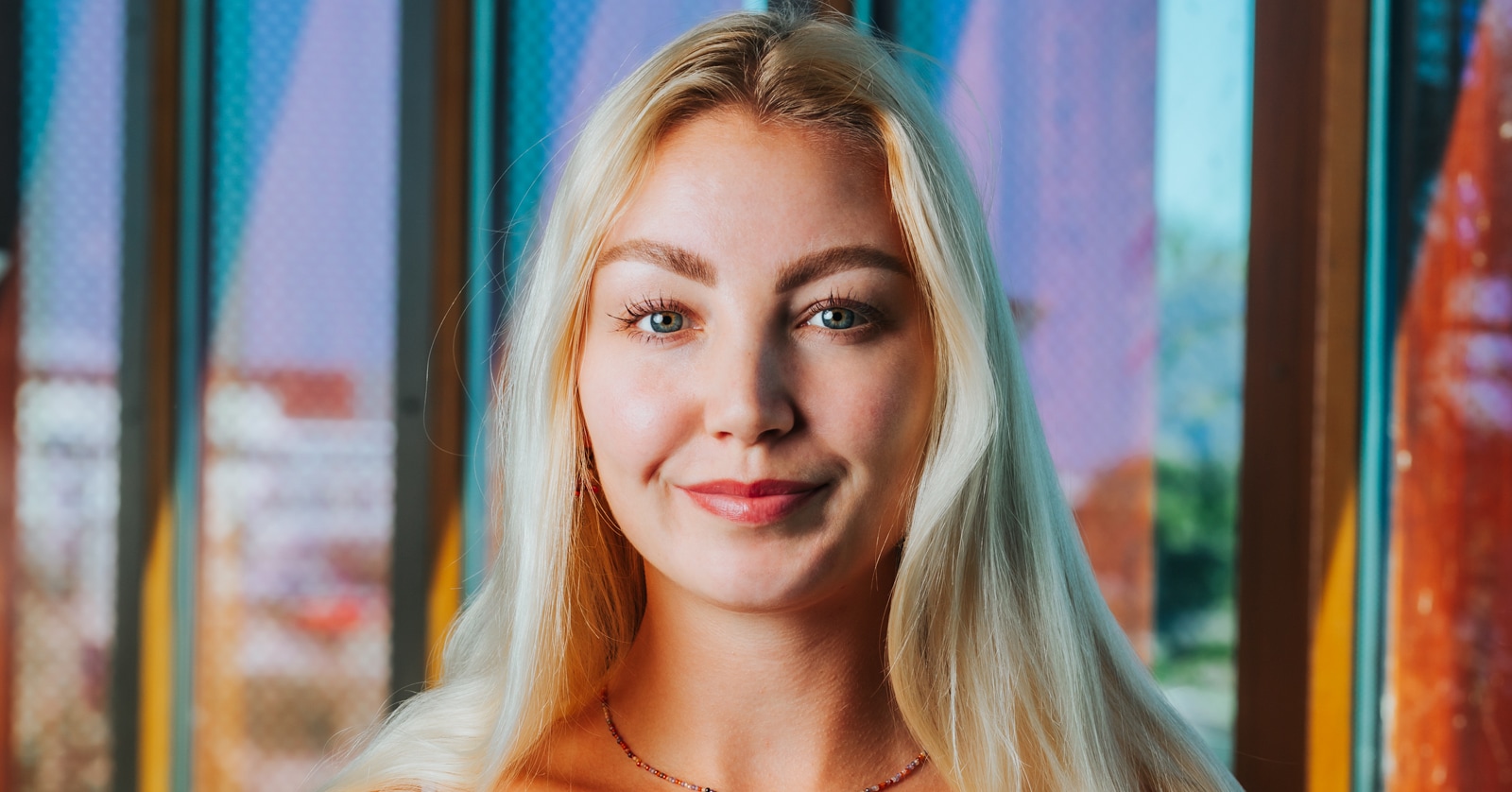 ‘Kijk, daar heb je die van de naaktfoto. Hoer!’ Robin Griffin werd door ...