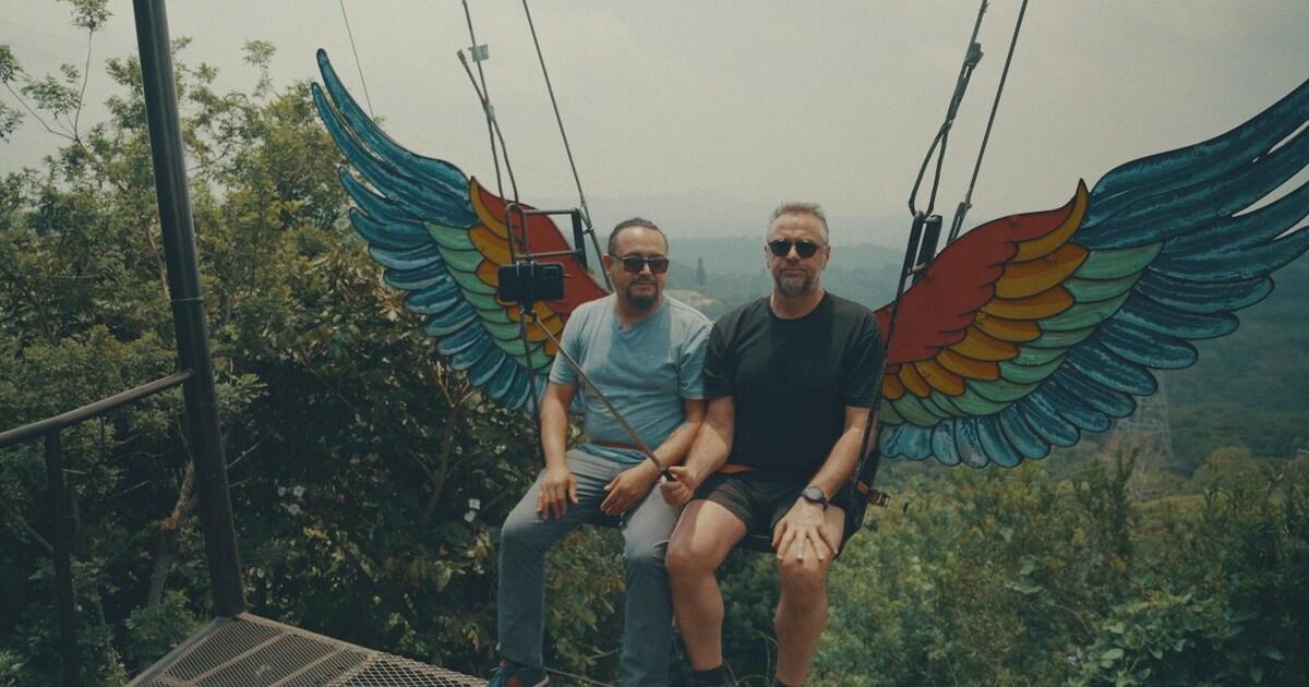 Met een selfiestick in de hand zag Tom Waes eruit als een 56-jarige ...