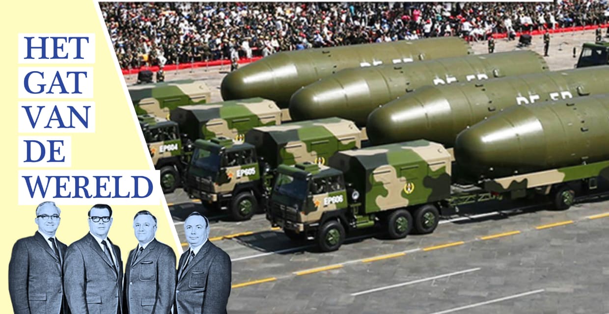 Grote opschudding tijdens Chinese militaire parade (en Het Gat van de ...