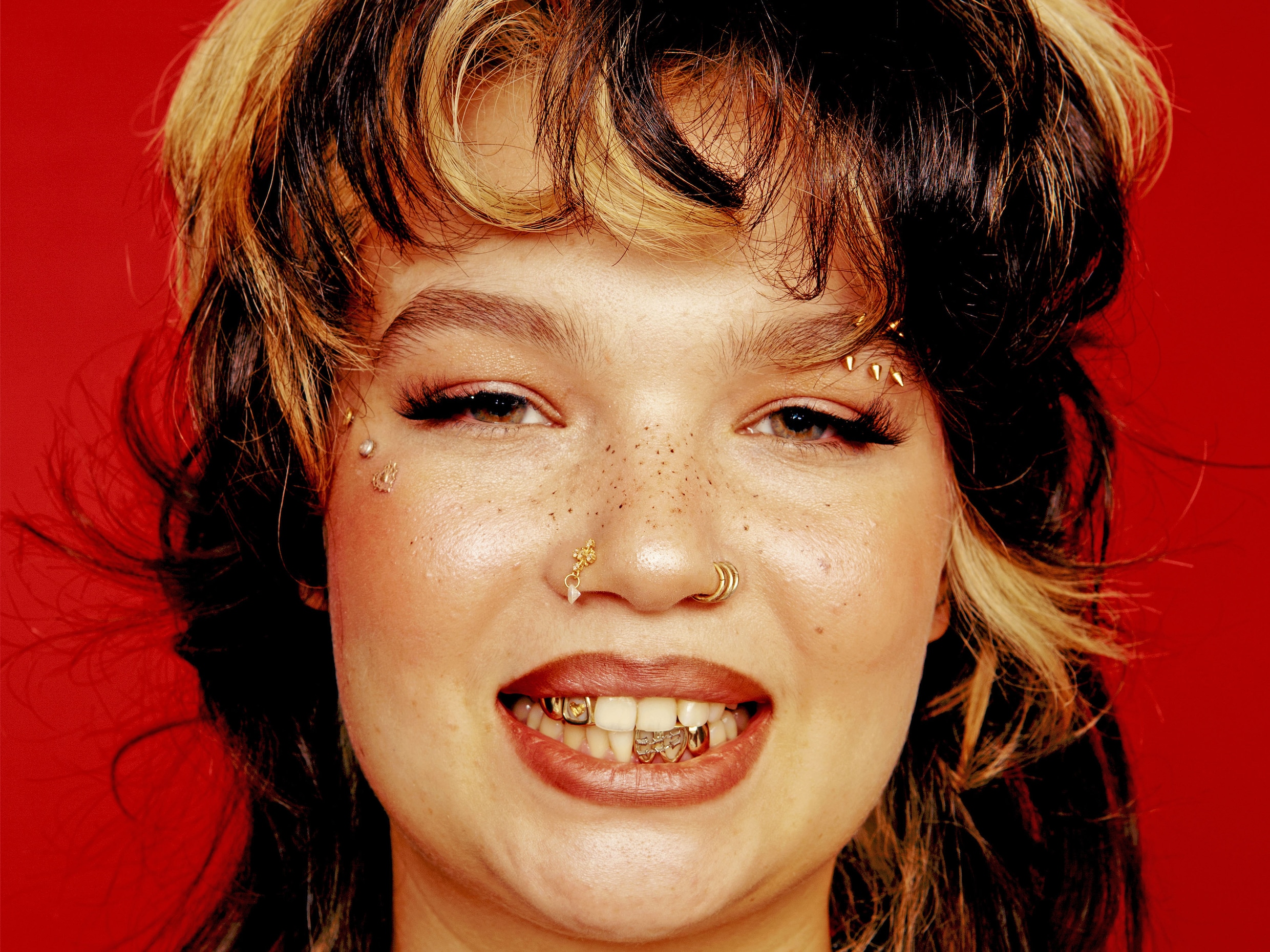 Poprevelatie Lola Young, de spreekbuis van een generatie? ‘Moet ik ...