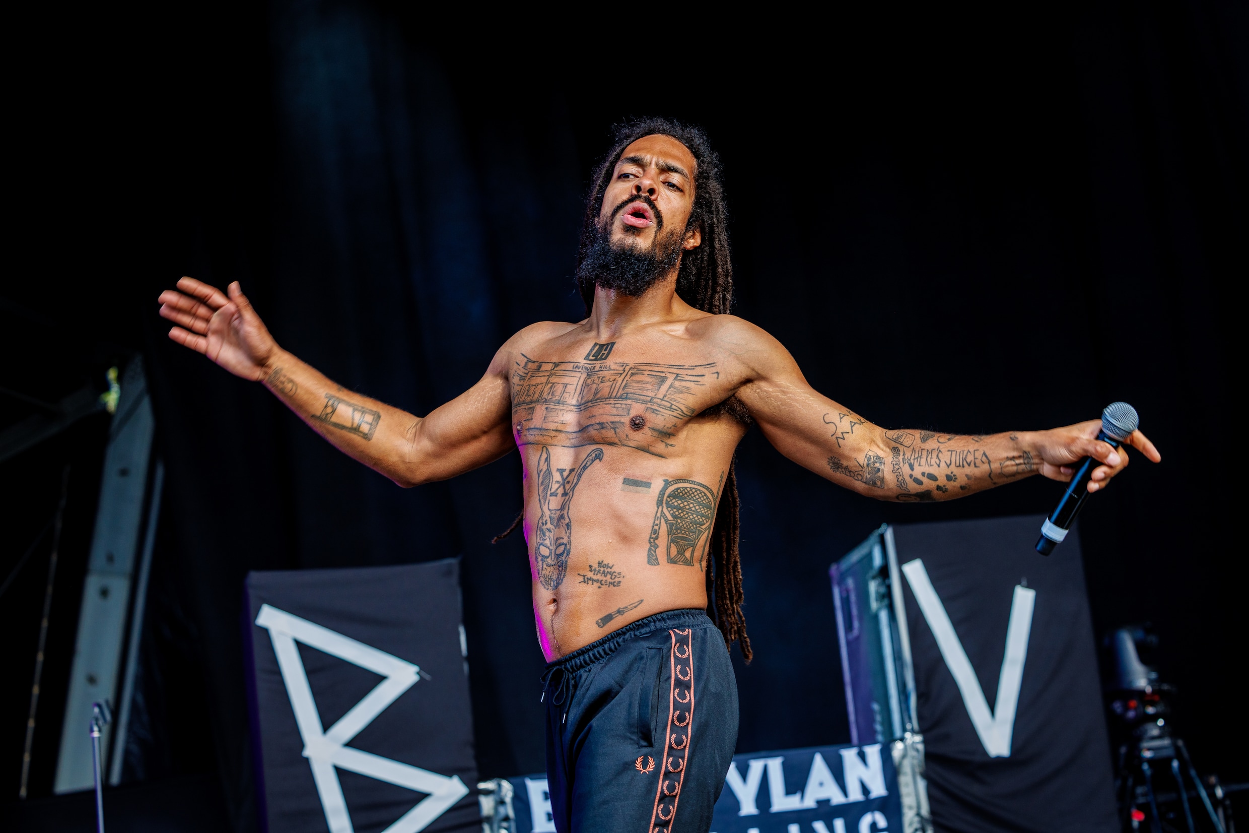 Bob Vylan brengt punk en provocatie naar Brussel: ‘Wij zijn zwart en ...