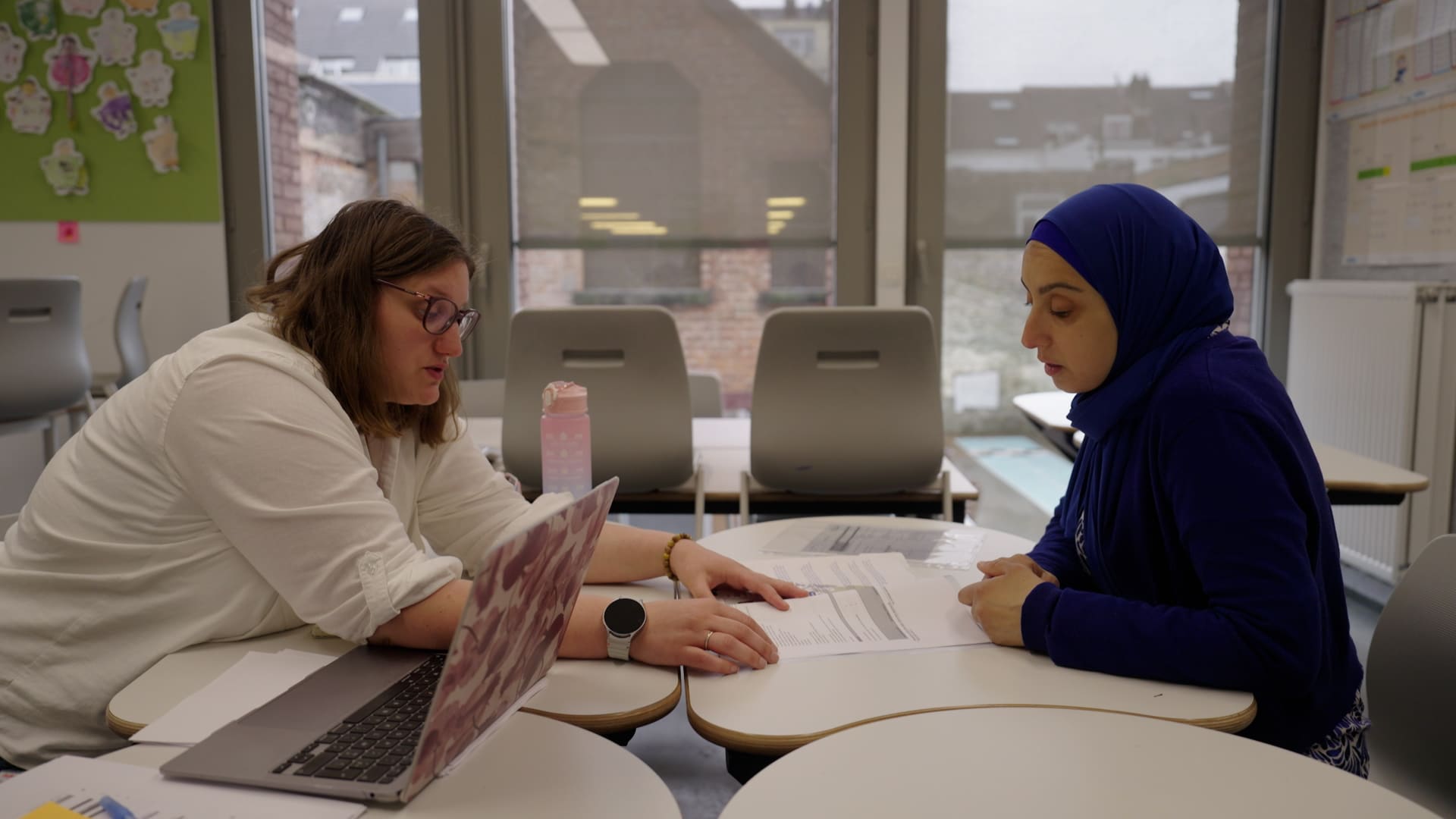 Directrice Laura en mama Meriama van ‘Basisschool Balder’: ‘Als een ...
