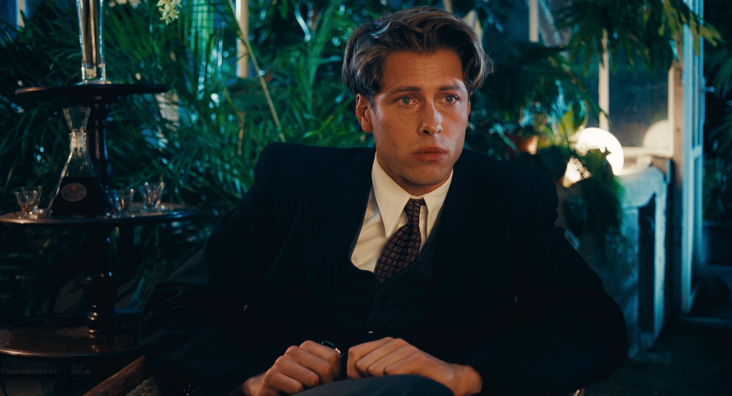 ‘Lijk ik op Magritte? Ik moet zeggen: toen ze me die voorhoofdpruik opplakten, begon het er toch ...