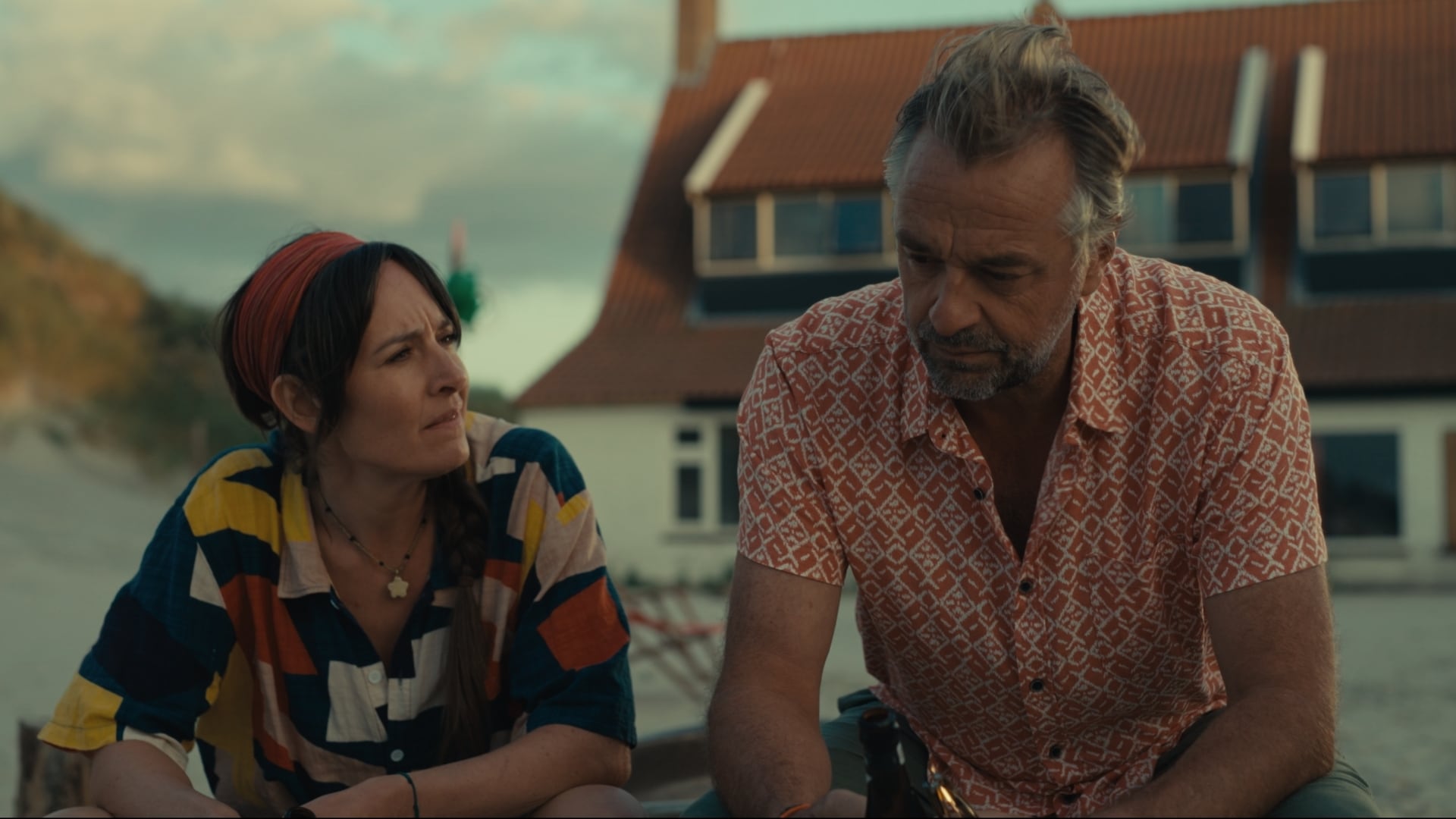 Het Vlaams-Nederlandse ‘Badgast’ met Tom Waes is een wisselvallige ...