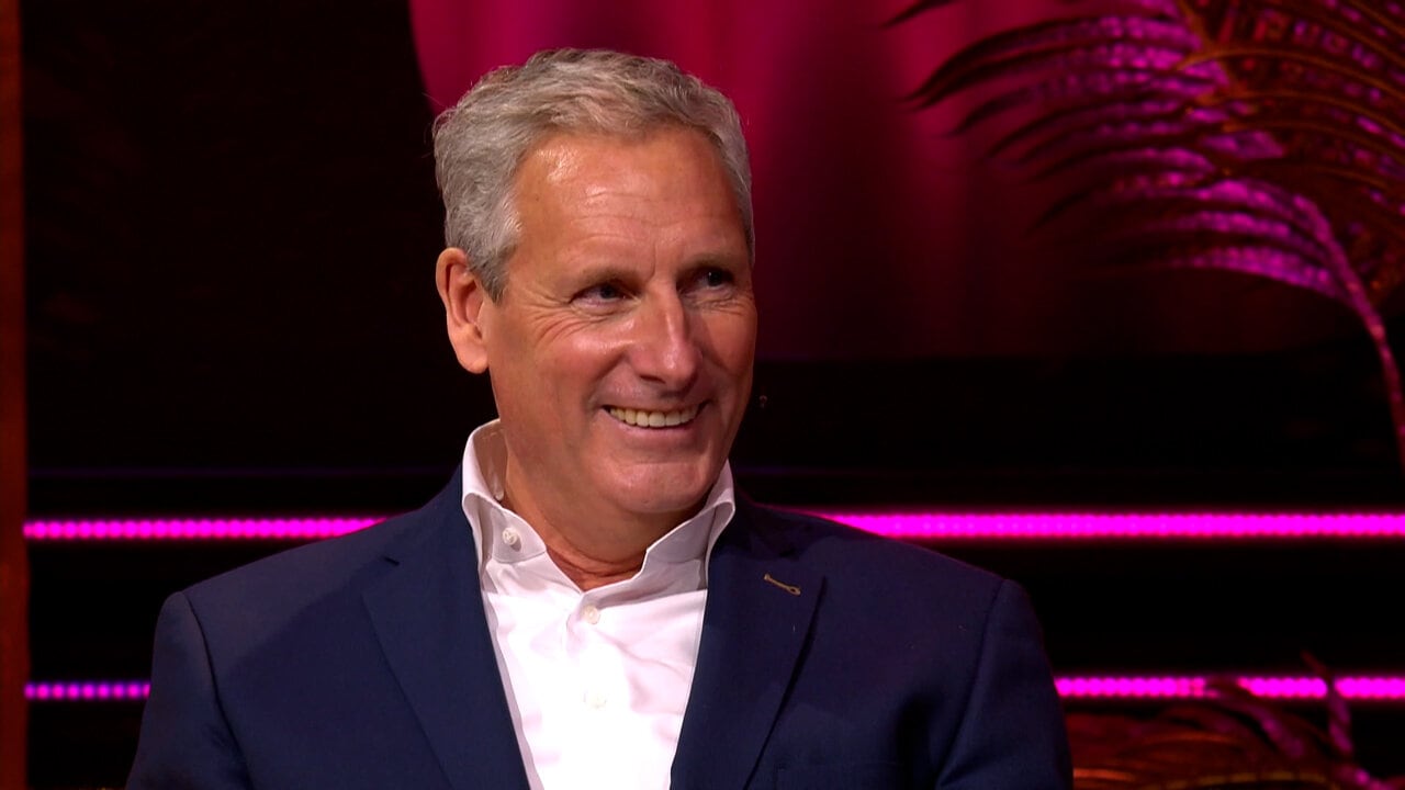 Ruben Van Gucht bestormt het veld en toastende Gert Verhulst in beeld ...